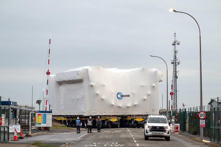 Huge section of BAE Systems' new Royal Navy ballistic missile submarine ...