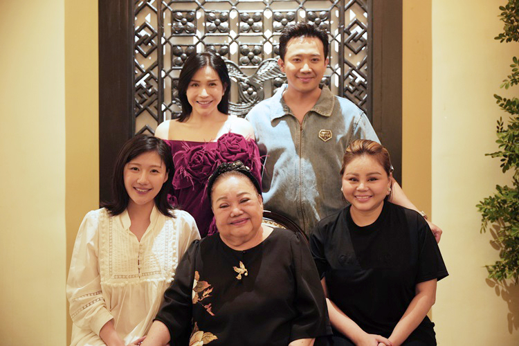 Trấn Thành rủ 'Nhà bà Nữ' ăn cơm vị Bắc ở TP HCM