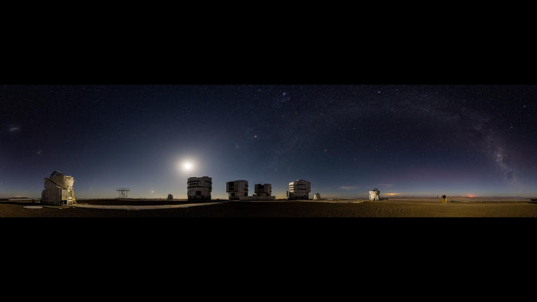 Wispy comet photobombs 'rare' planetary parade above Chile's Atacama ...