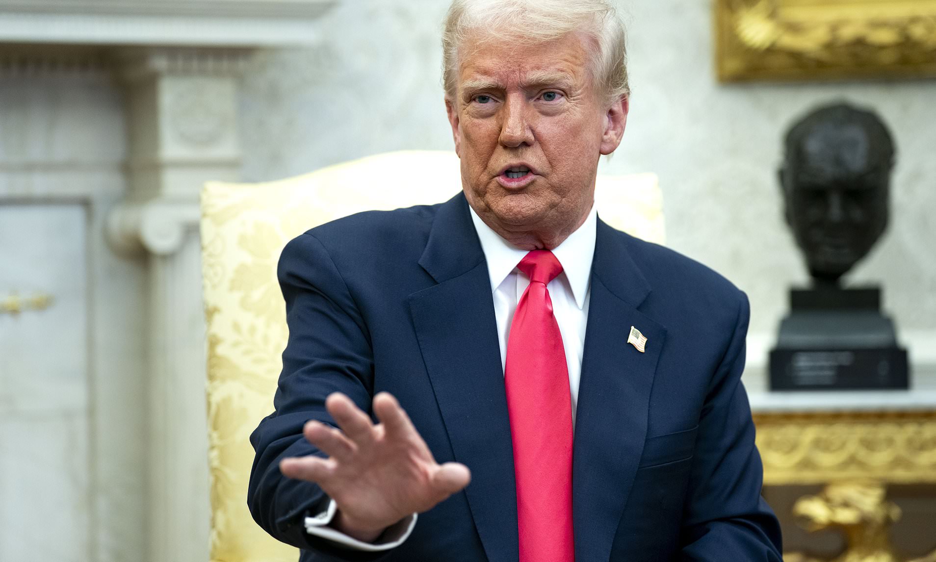 Trump makes major fashion faux paus during Irish Taoiseach meeting