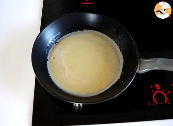 Crepes rellenos de bechamel, queso y jamón