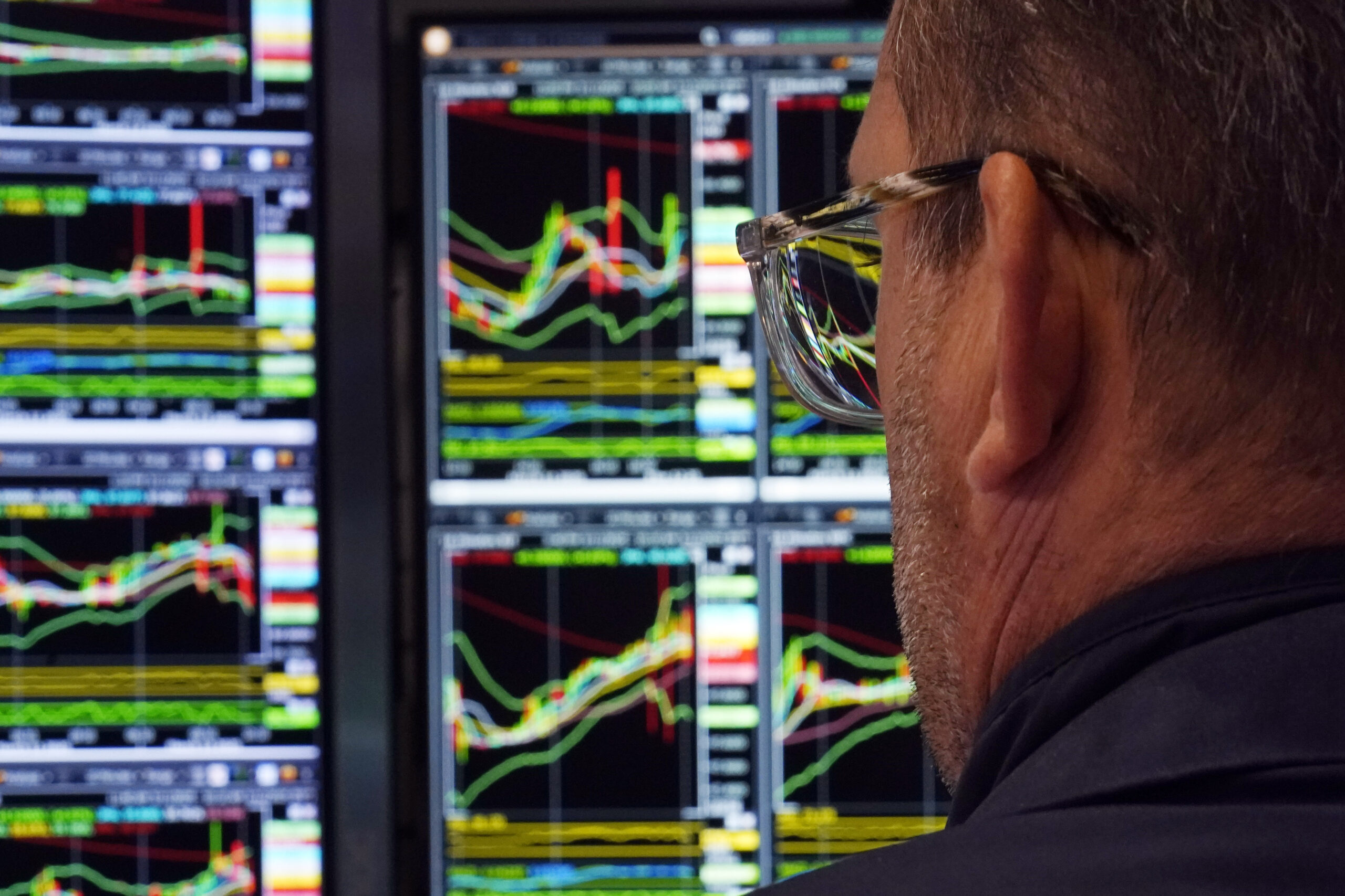 Stocks advance on US inflation slowing, Ukraine ceasefire plan