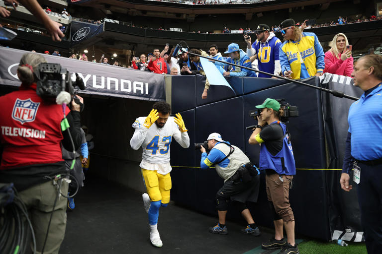 Chargers re-sign 2 players