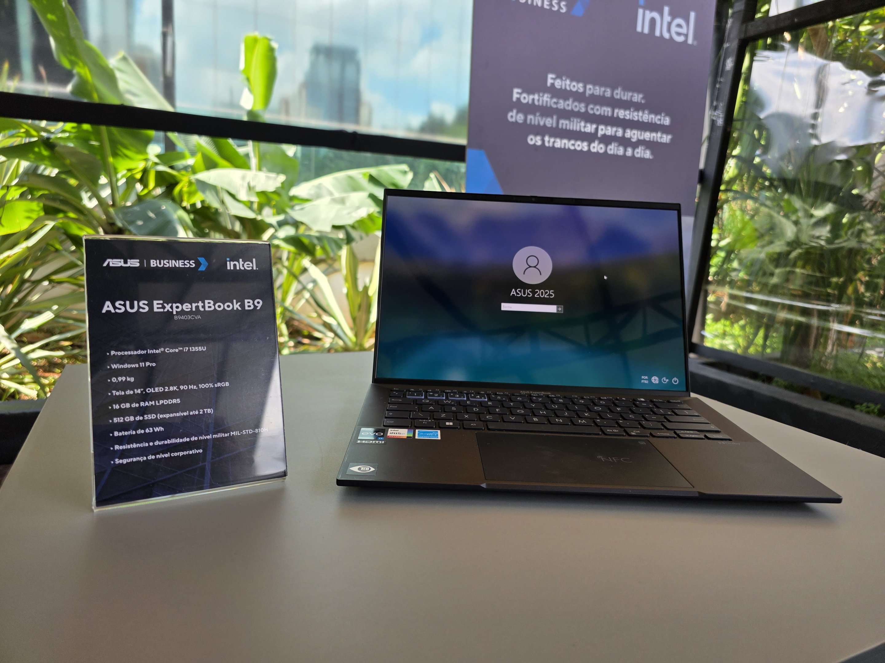 Asus lança notebooks ExpertBook de 990 g e com IA para empresas