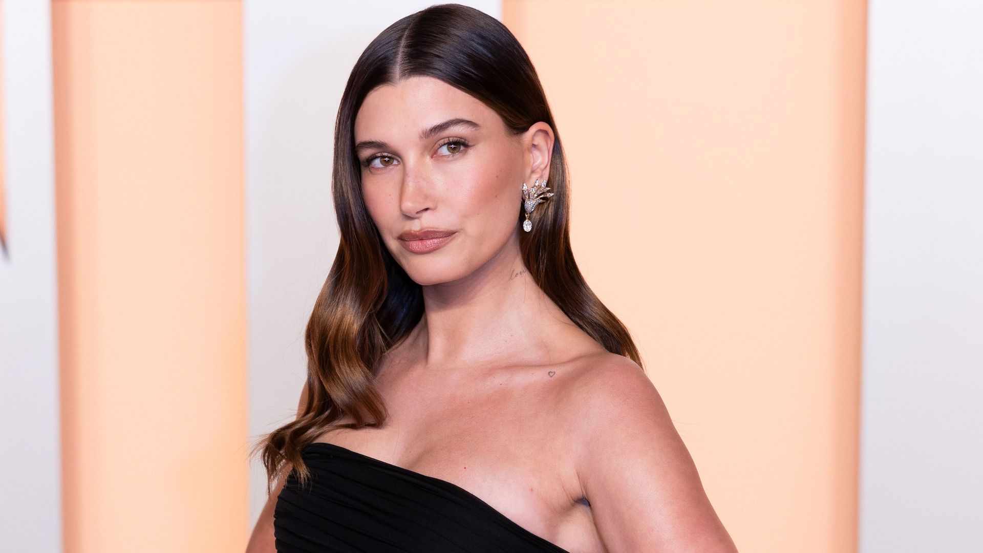 Hailey Bieber looks just like Cindy Crawford in latest stylish moment ...