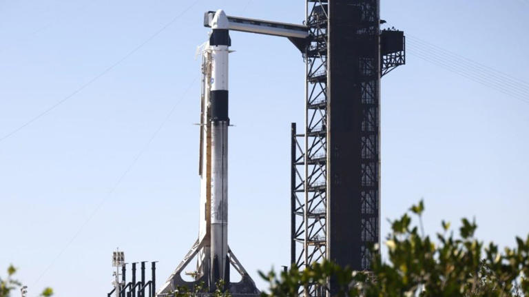 SpaceX delays flight to retrieve astronauts SpaceX delays flight to retrieve astronauts