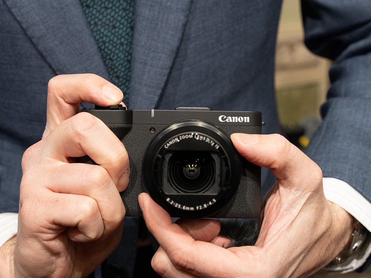 Hard to get: Canon delays orders of new V1 compact amid high demand