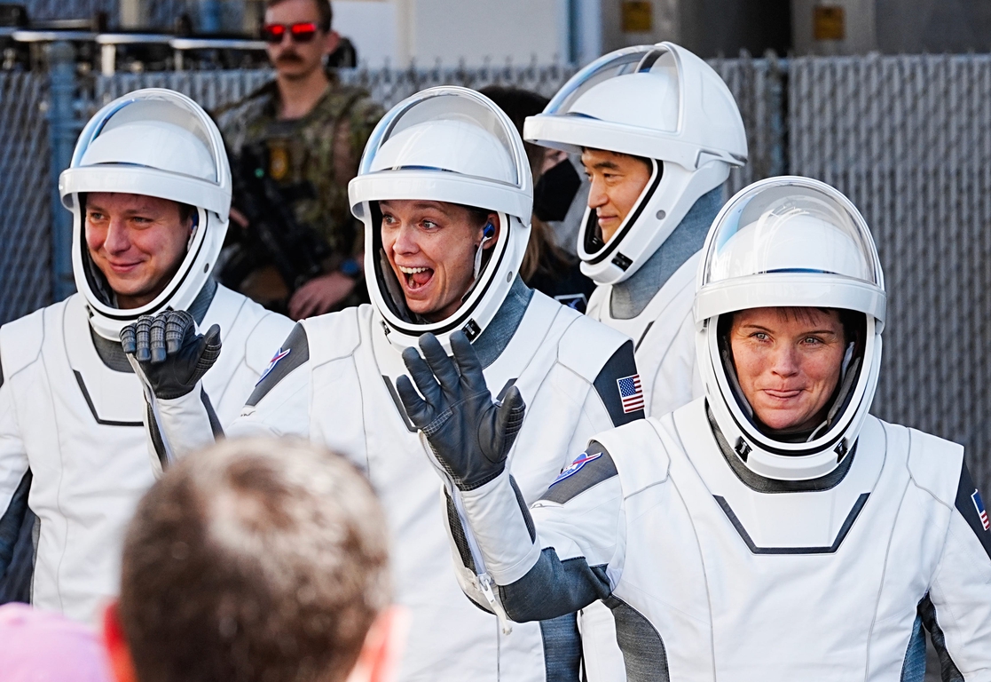 SpaceX scraps launch of crew to ISS to relieve stranded astronauts