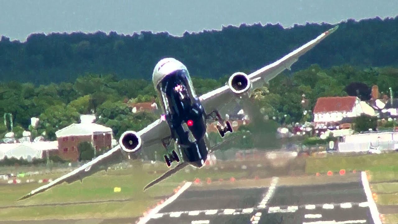 Boeing 787-9 Dreamliner Display Demo at Farnborough Airshow