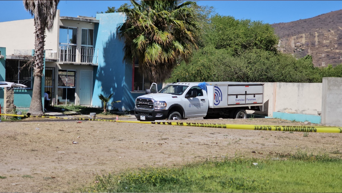 Colectivos buscadores encuentran dos cuerpos en fosa clandestina de Tlajomulco