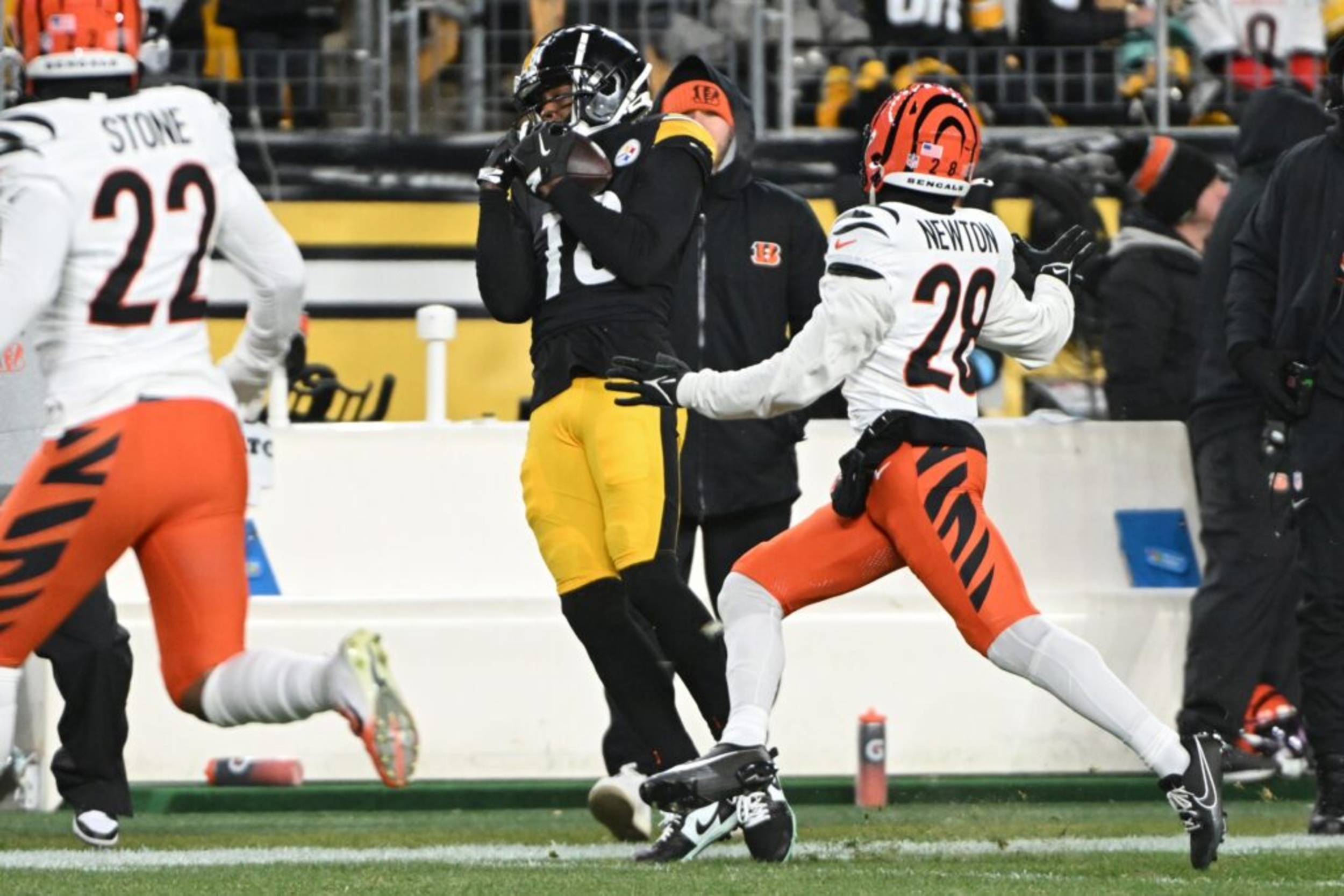 Top 10 Pick Signs Contract With Los Angeles Chargers