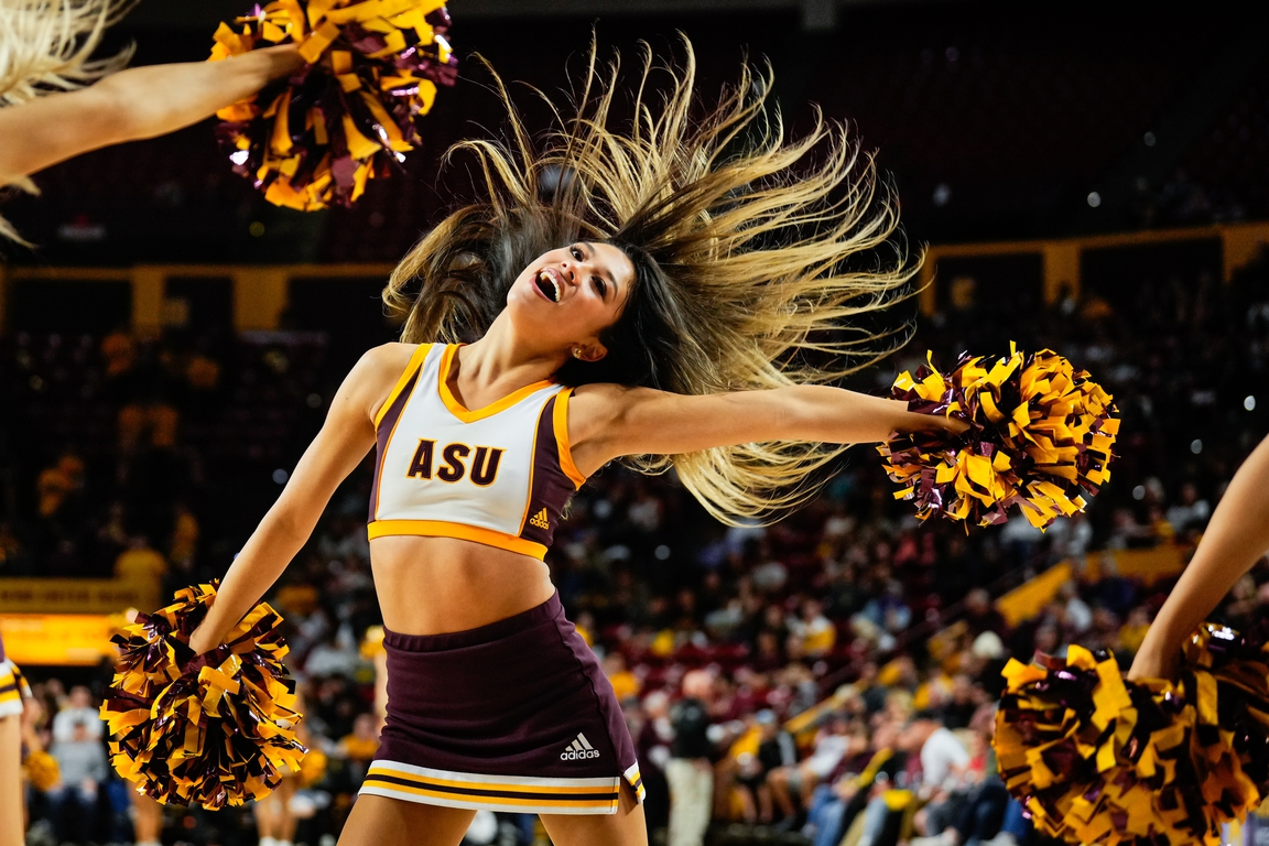 Incredible college cheerleader photos from 2024-25