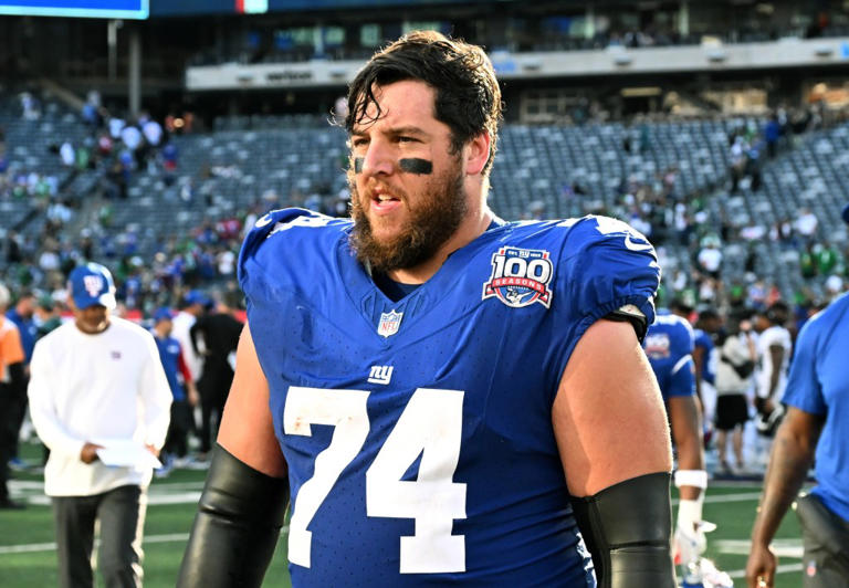 Giants re-sign offensive lineman Greg Van Roten in eyebrow-raising move