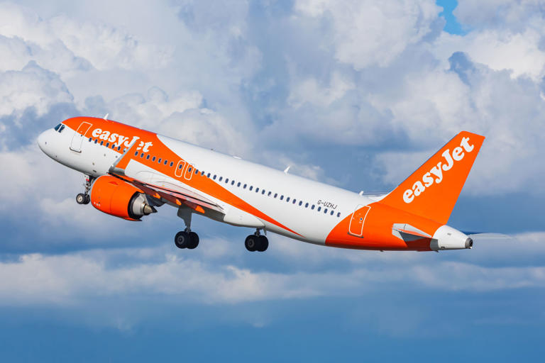easyJet Pilot Stood Down as Investigation Into Close Call on Manchester ...