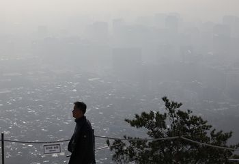 Fine dust chokes Korea on Thursday as yellow dust arrives from abroad