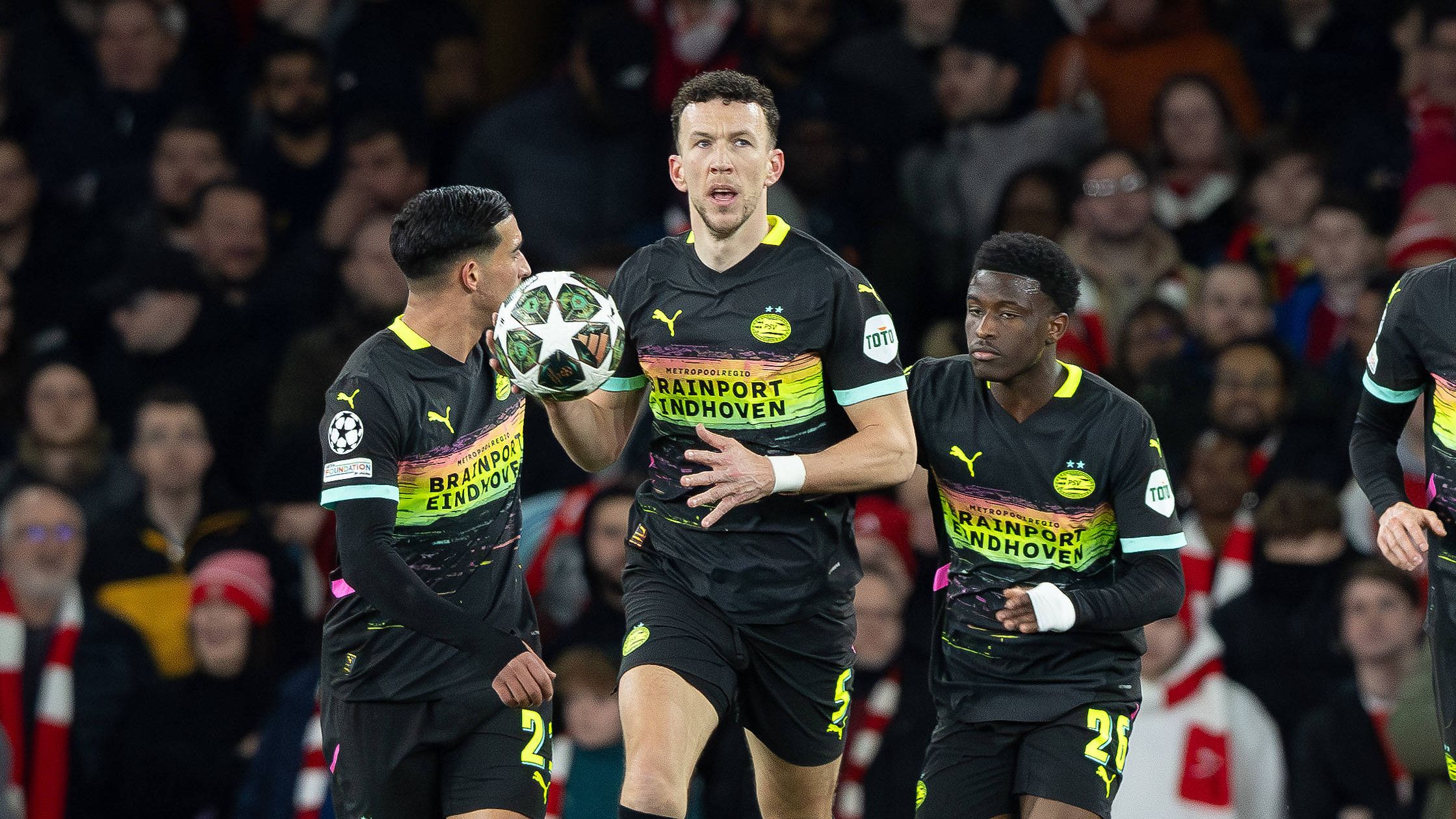 Engelse kranten zien twee PSV'ers excelleren tegen Arsenal en prijzen ...