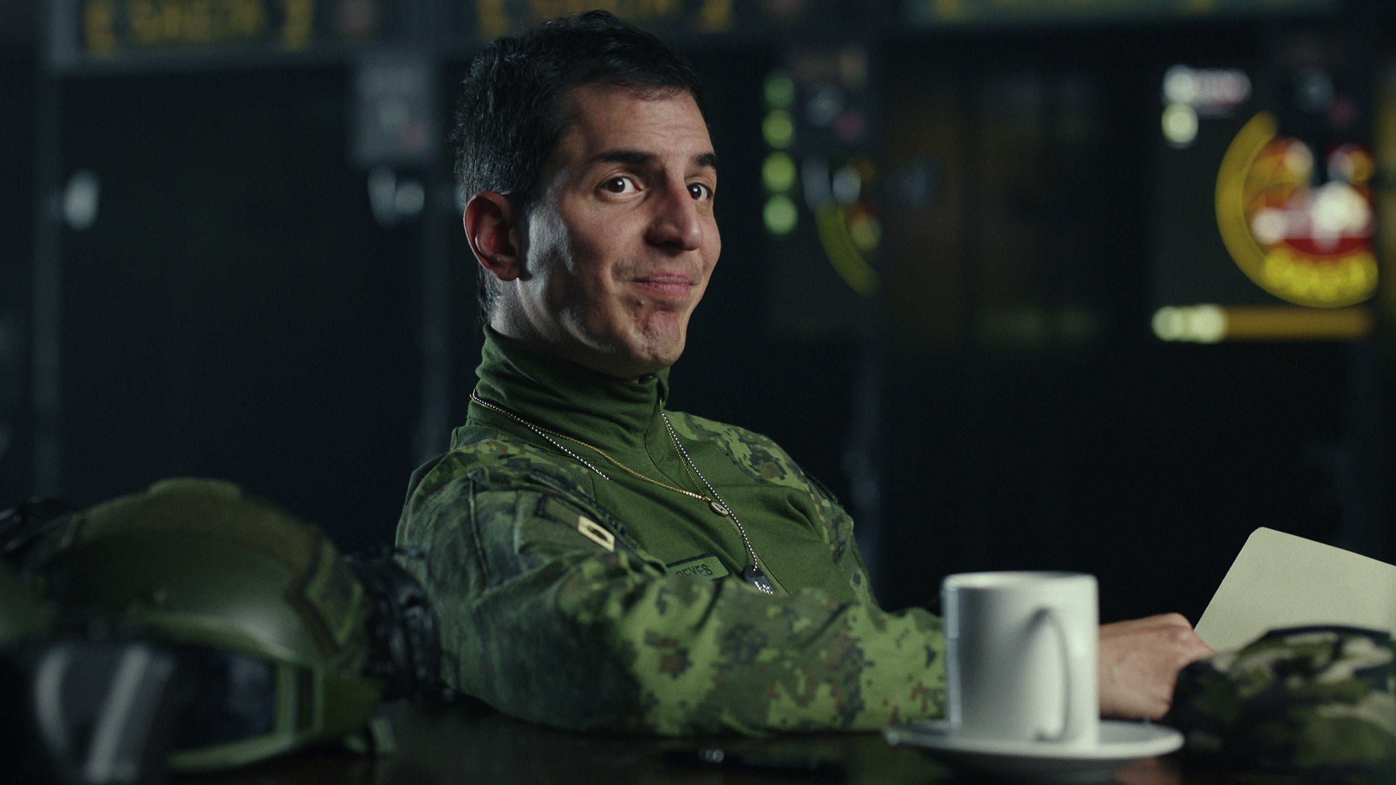 ¿Los tenis de El Pollo en 'Contraataque' son tendencia? Te contamos por qué