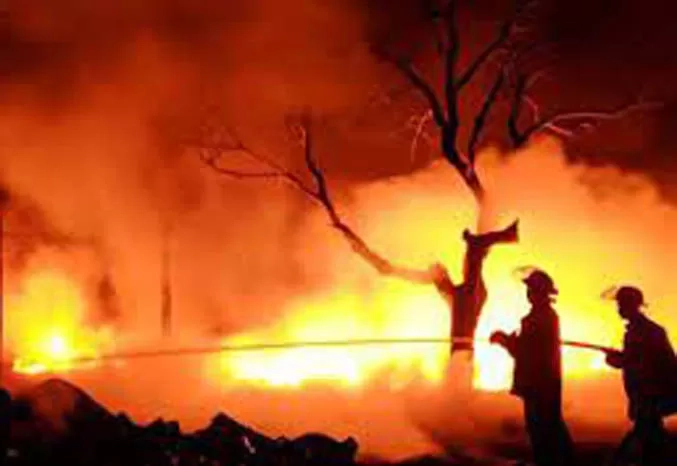 Satu Unit Rumah di Jalan Rokan Ludes Terbakar Satu Unit Rumah di Jalan Rokan Ludes Terbakar