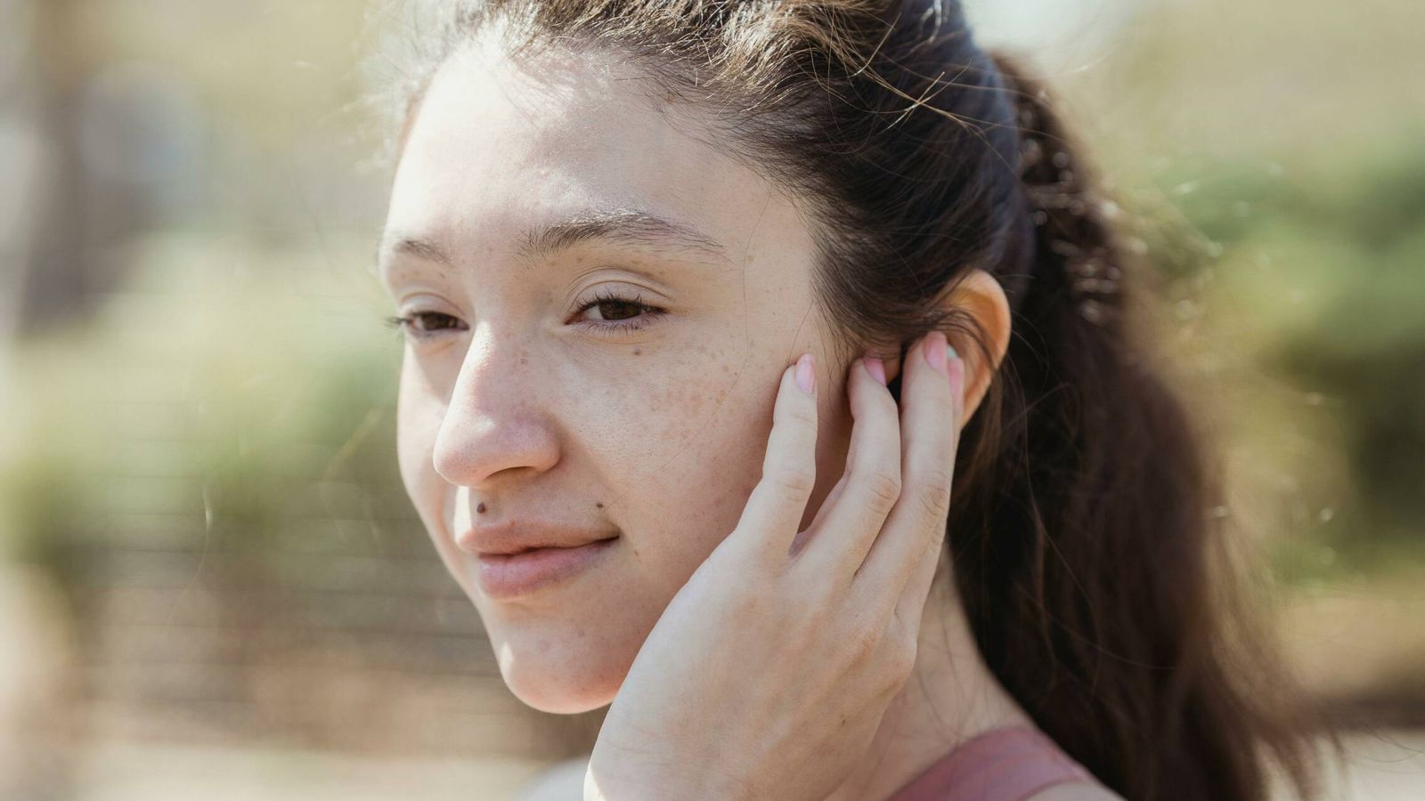 Este es el motivo por el que tocamos nuestro rostro al reflexionar ...