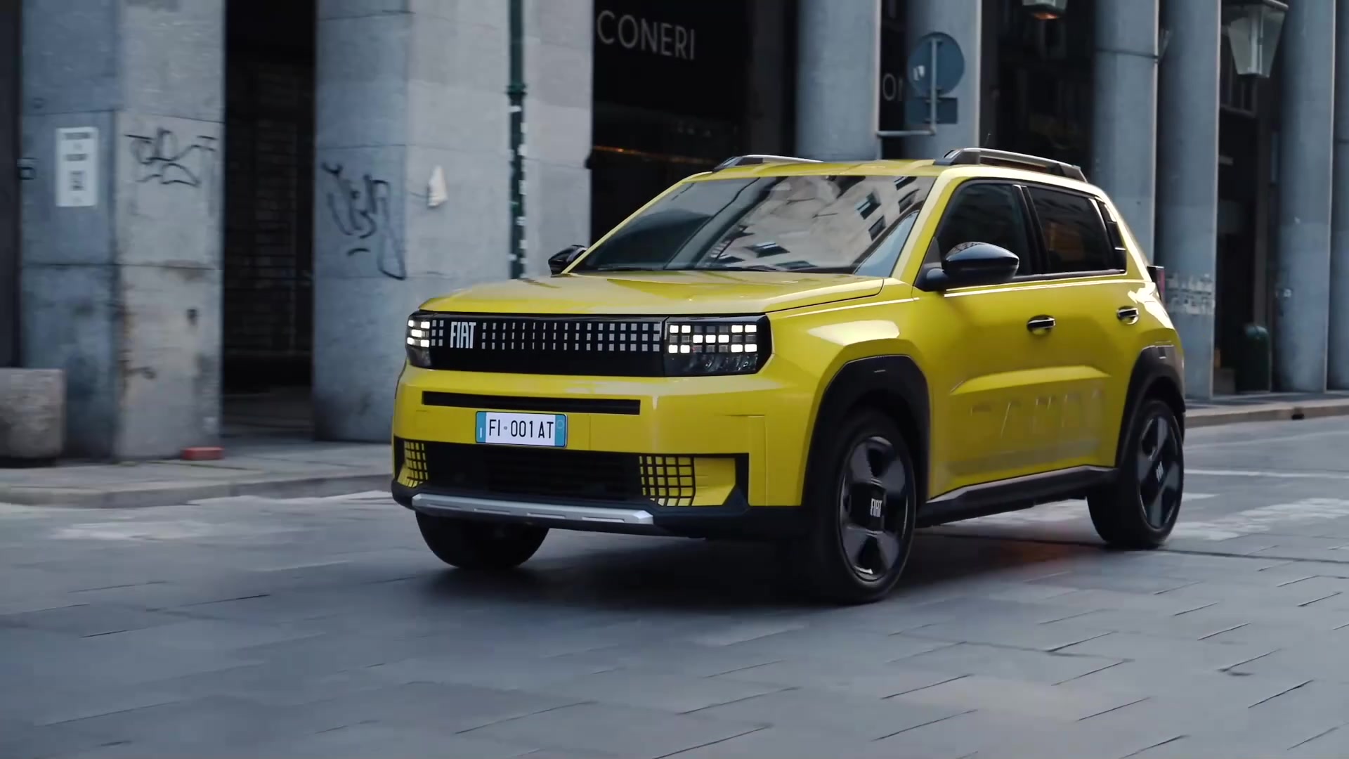 The new Fiat Grande Panda in Yellow Driving Video