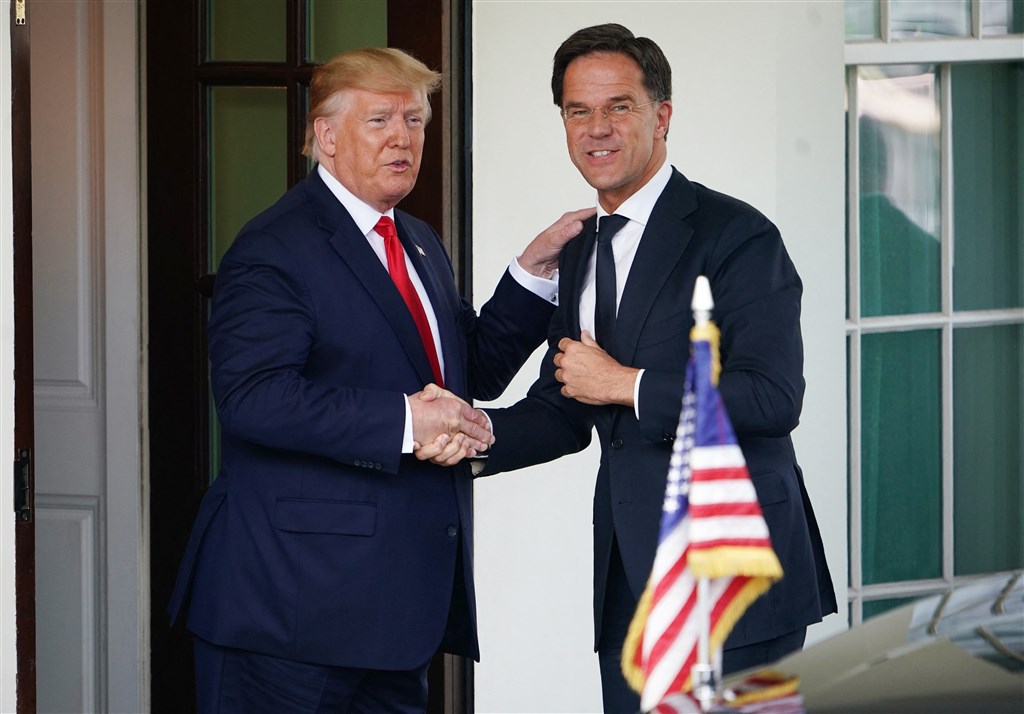 Rutte bezoekt Trump op moeilijk moment: 'Zijn eigen baan staat op de tocht'