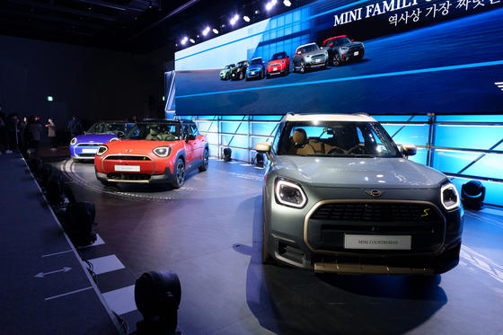 MINI launches three new EVs, in three sizes, with OLED screens