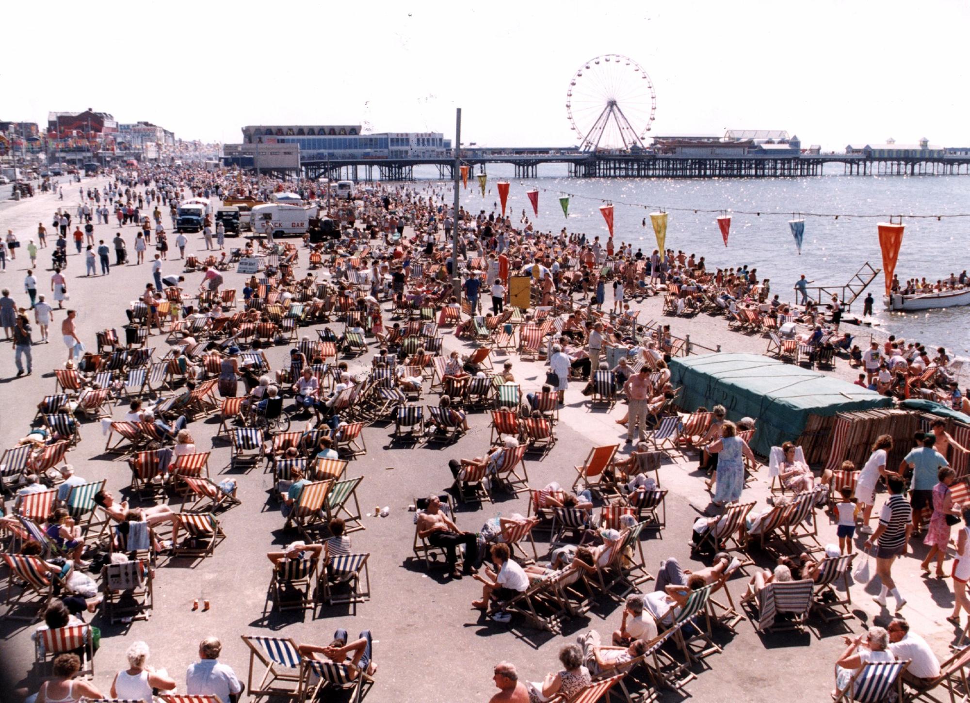 25 seaside nostalgia pictures to take you back to Blackpool summers in ...