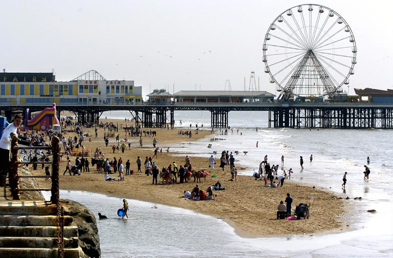 25 seaside nostalgia pictures to take you back to Blackpool summers in ...