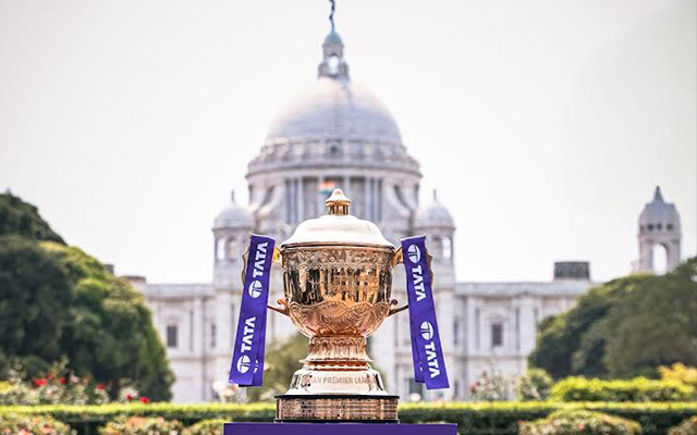KKR's IPL 2024 Trophy Tour excites fans at Kolkata’s City Center