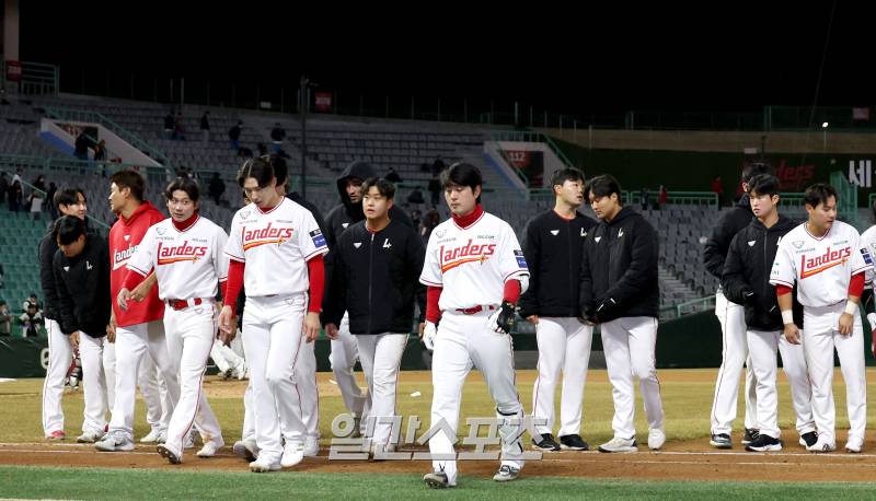 [포토]시범경기 4연패 SSG, 그래도 위안은 최정의 첫 홈런 신고