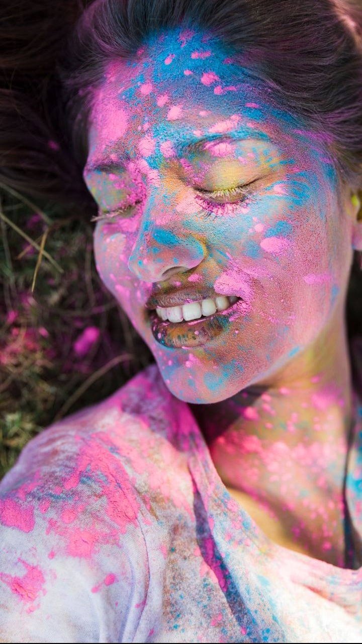 Say Cheese! 7 fun holi poses to nail the perfect festive shot