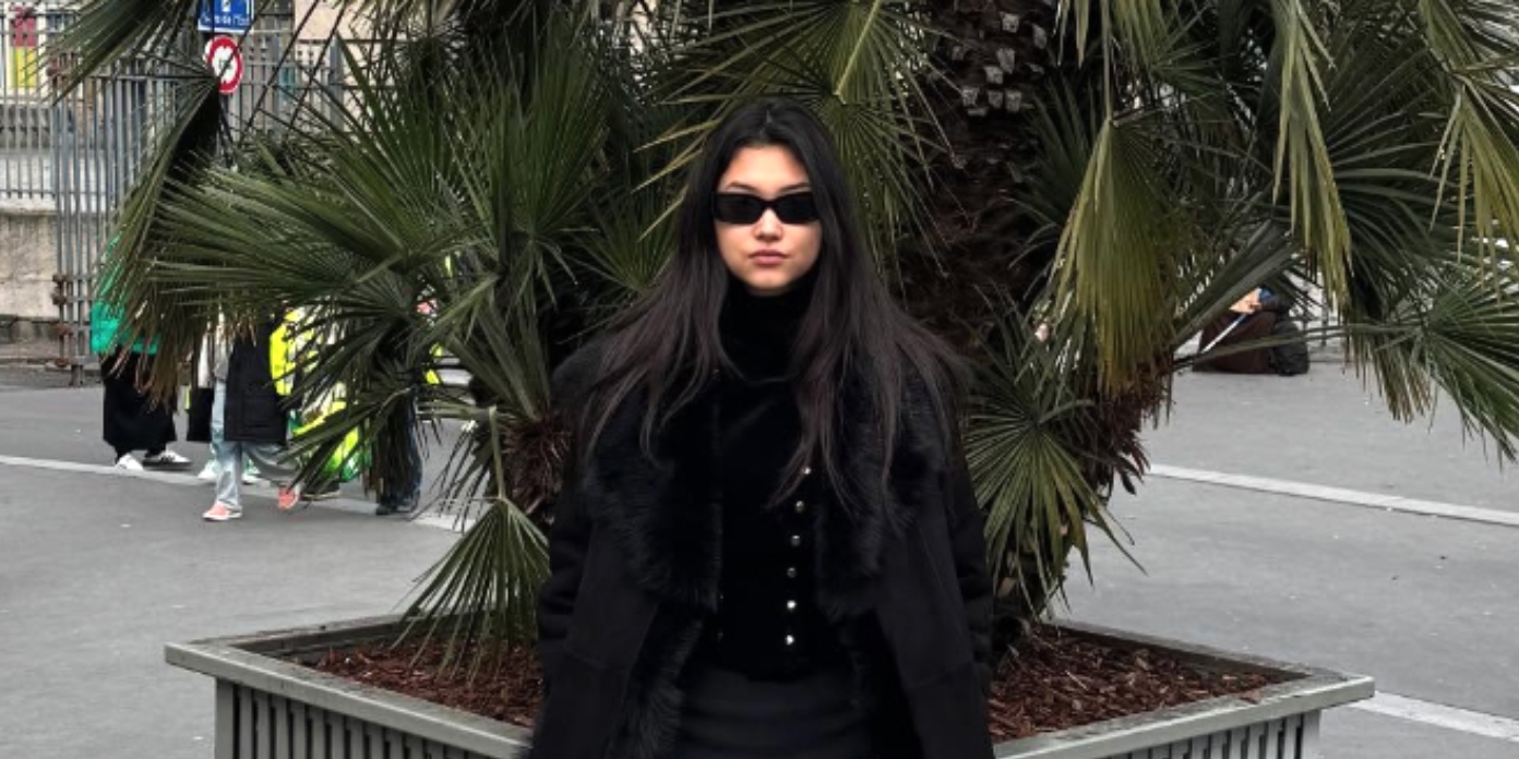 23 años, 1m78, esta modelo causa sensación en minishorts en París.