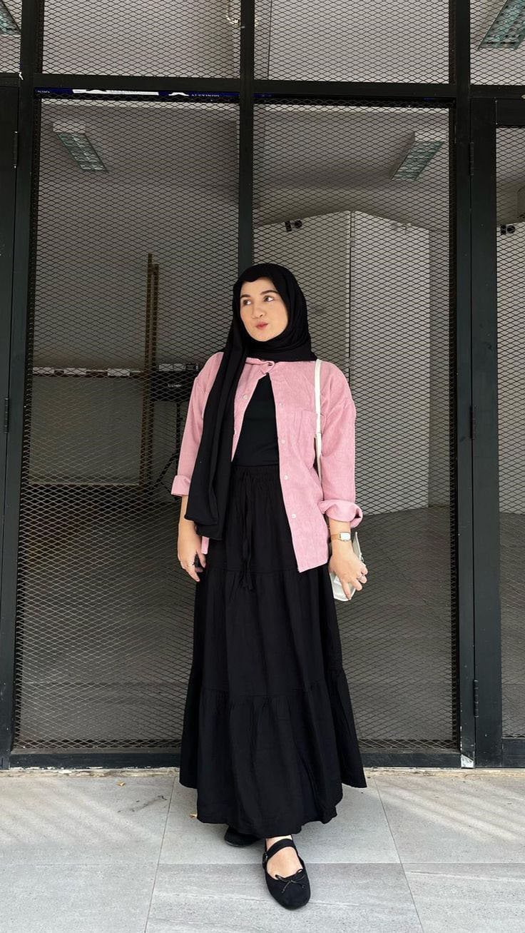 10 Inspirasi Ouftit Bukber Dresscode Hitam