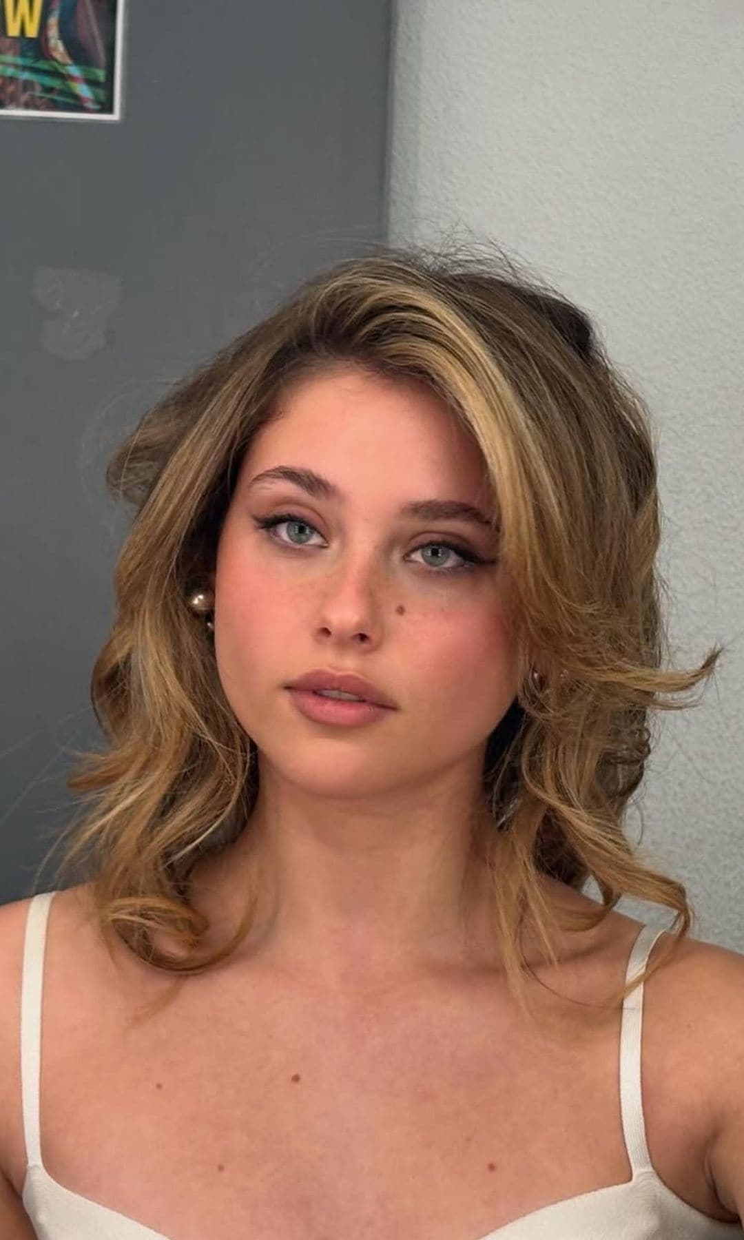 El elegante truco de Nicole Wallace para transformar un vestido blanco ...