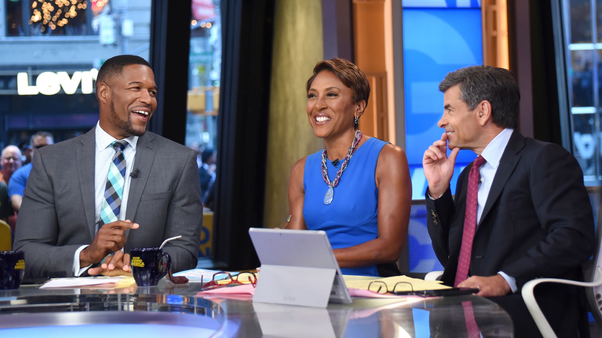 Robin Roberts announces 'new member of the ABC News family' as she ...