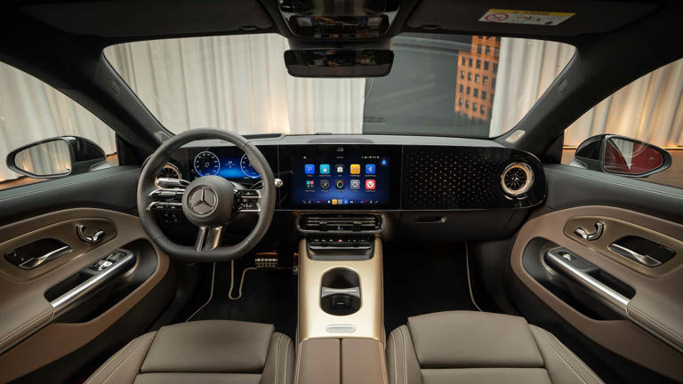 Mercedes CLA 2025: come cambiano gli interni della berlina tedesca