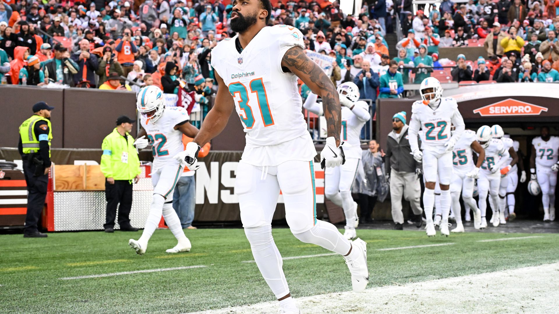 Raiders sign veteran running back