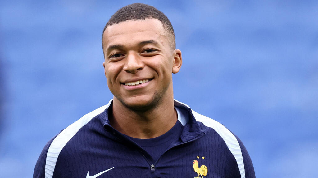 Mbappé's legal team says PSG accounts frozen as salary dispute escalates