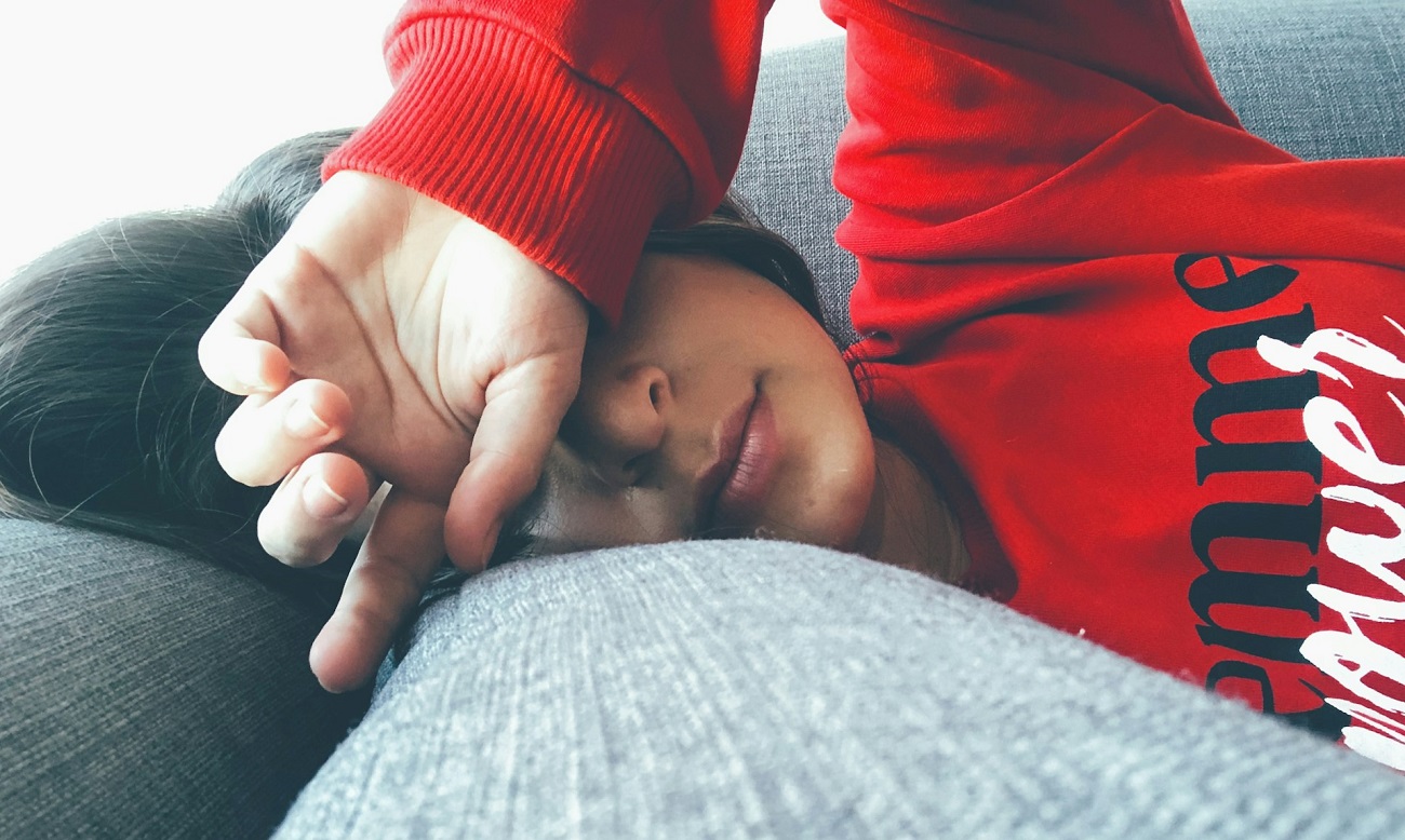 10 raisons pour lesquelles votre visage est bouffi au réveil