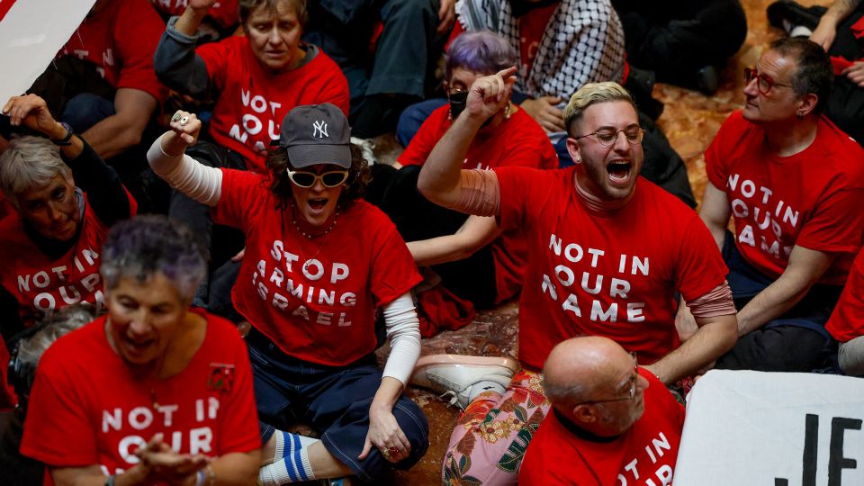 Protesters arrested after storming Trump Tower to demand release of ...