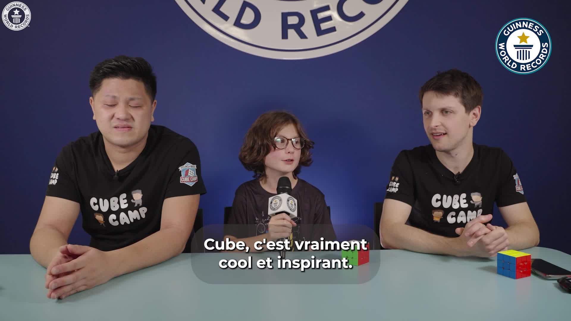 Les enfants posent des questions sur le cubage à leurs héros de speedcubing