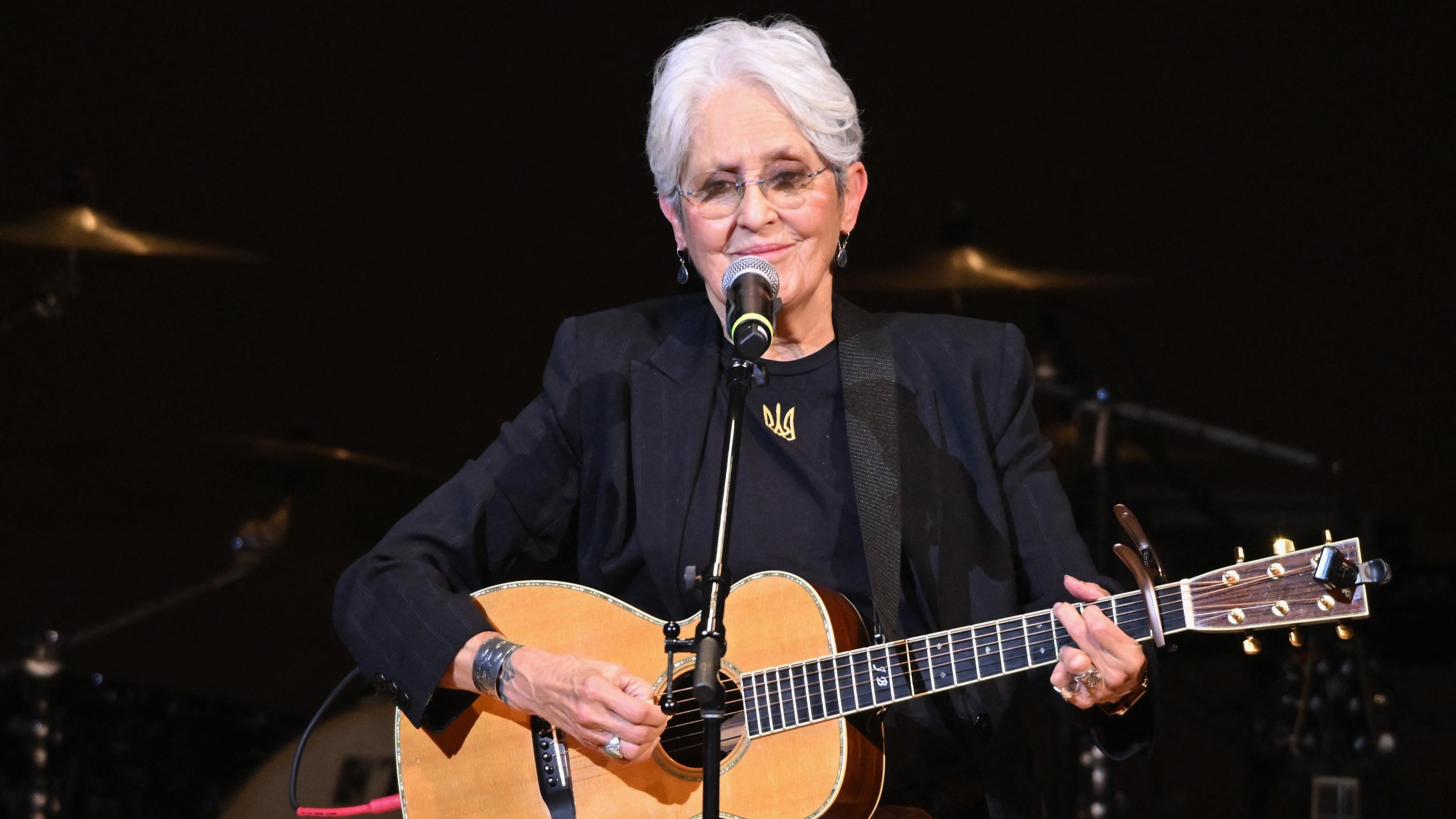 « Notre démocratie brûle » : Joan Baez s’attaque à Trump et à sa ...