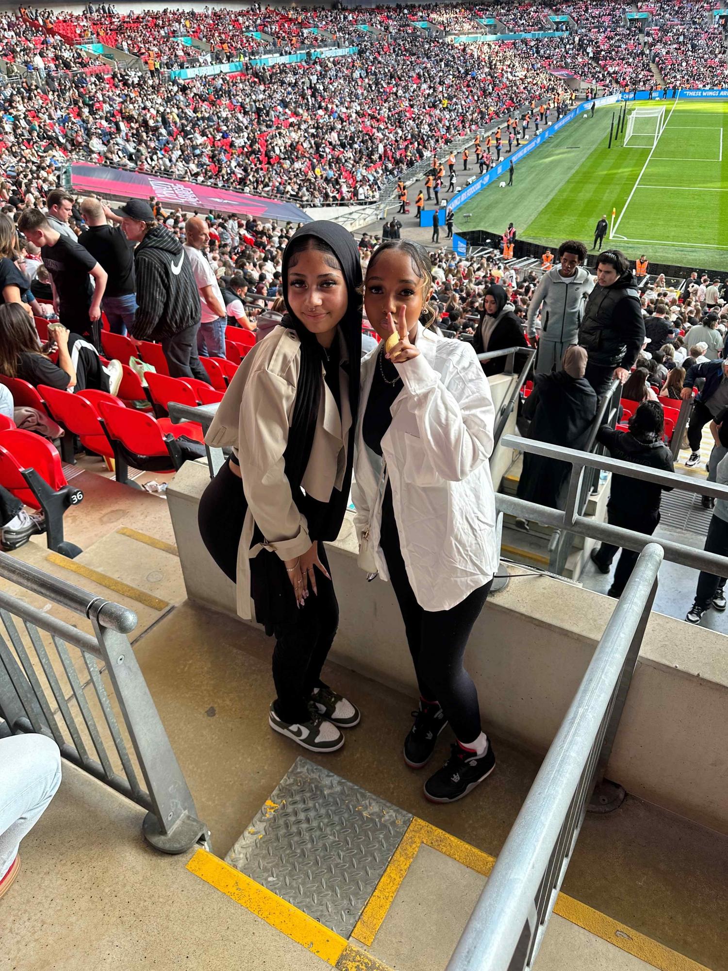 Sidemen superstar Miniminter and YouTube sensation Manny warm up for ...