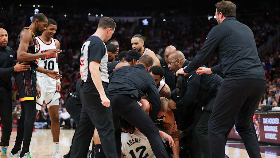 WWE-style wrestling match breaks out between Suns and Rockets role players