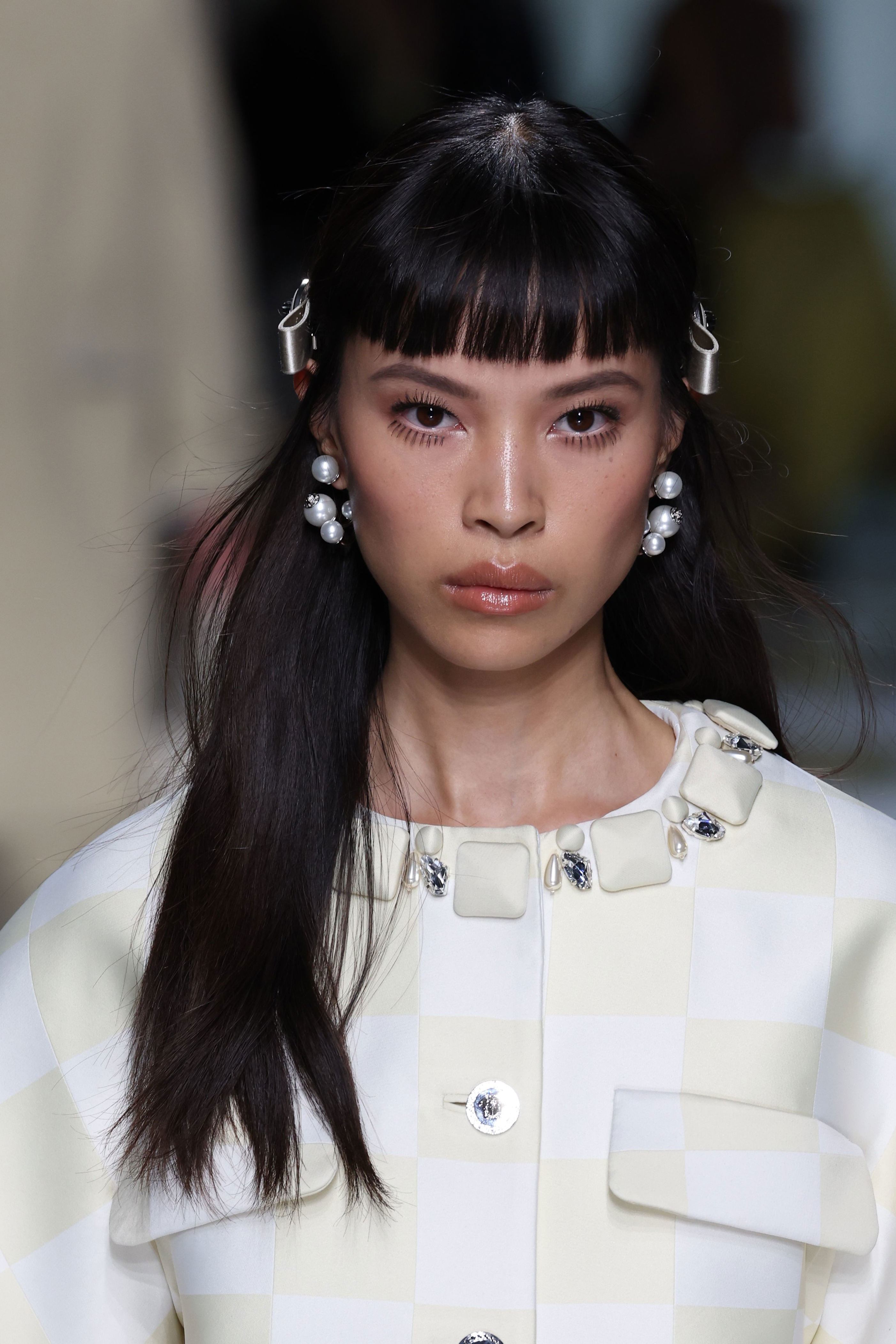 Les plus beaux bijoux Versace repérés sur le catwalk à travers les années