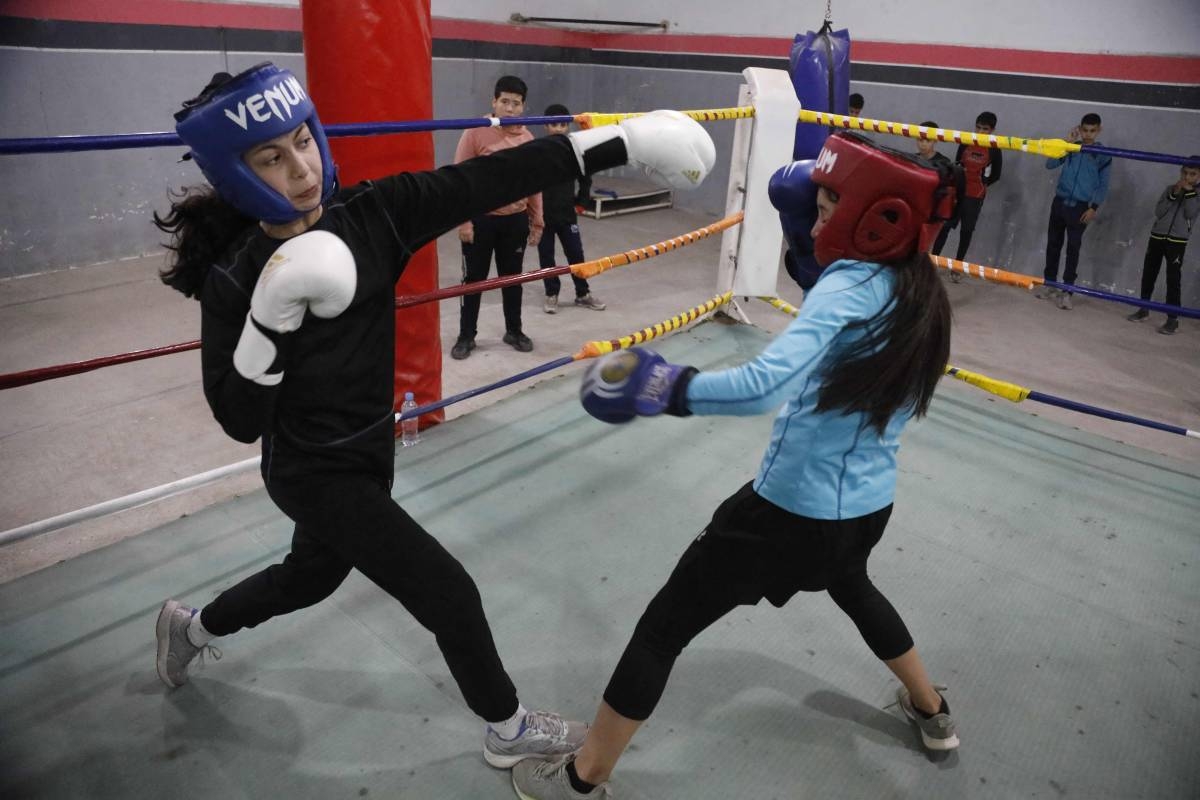 Algerian girls take up boxing