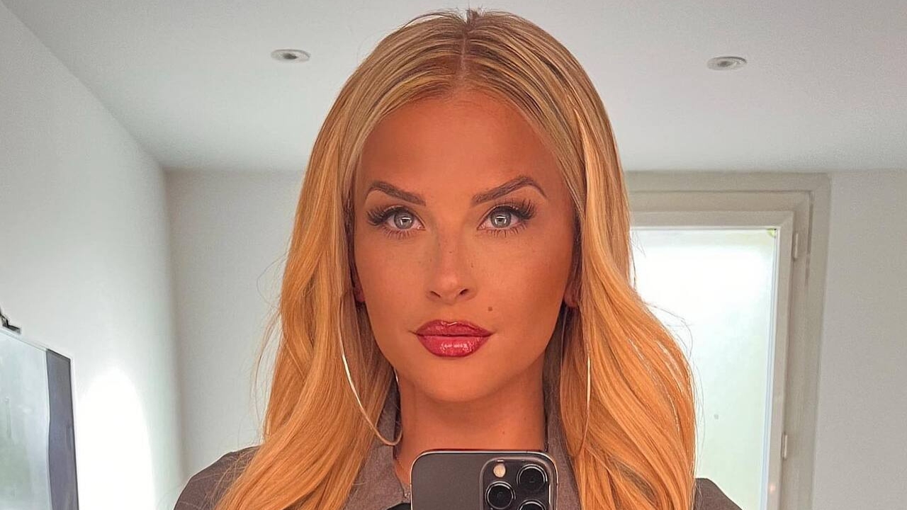 Kelly Vedovelli transformée : loin de Cyril Hanouna, l'ex-chroniqueuse ...