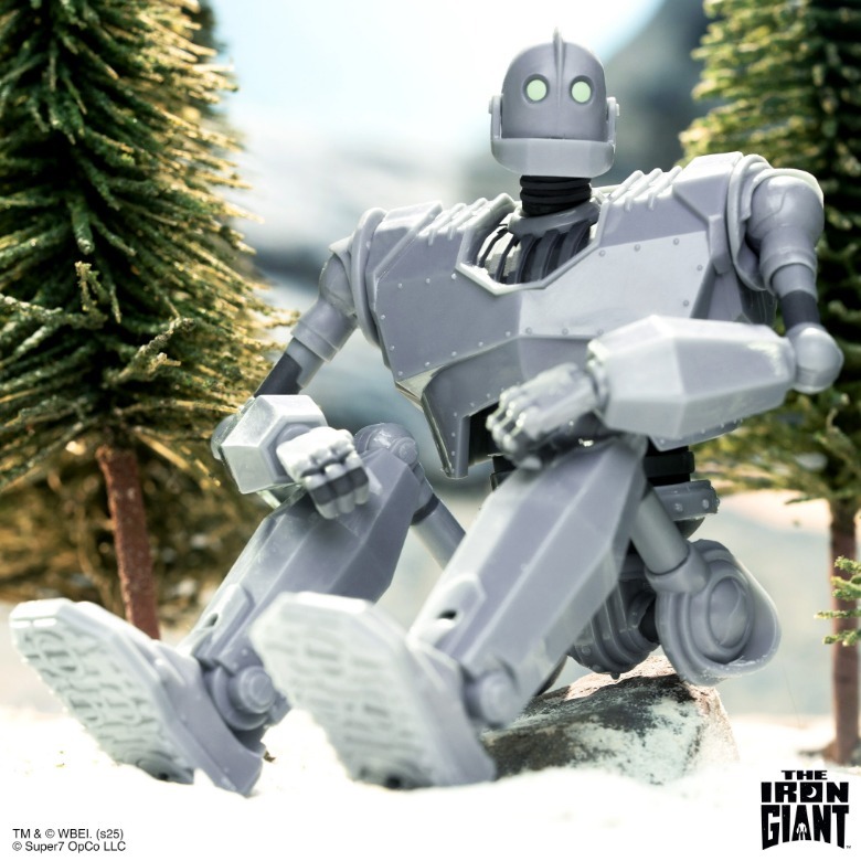 A Pair Of Awesome Collectible Iron Giant Action Figures Are Soaring In ...