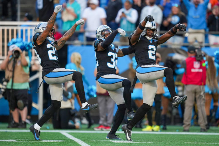 Who have the Carolina Panthers signed in free agency?