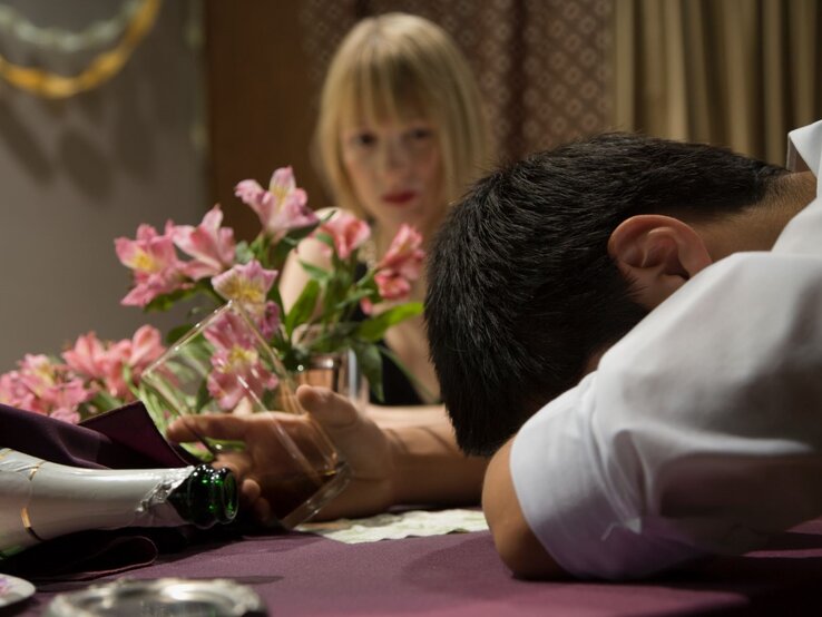 Rausch statt Nähe? Wenn Alkohol die Beziehung übernimmt